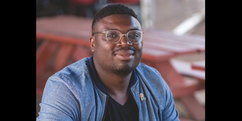 „An einem Tisch“ von Bryan Washington: Familienroman queer gedacht ...